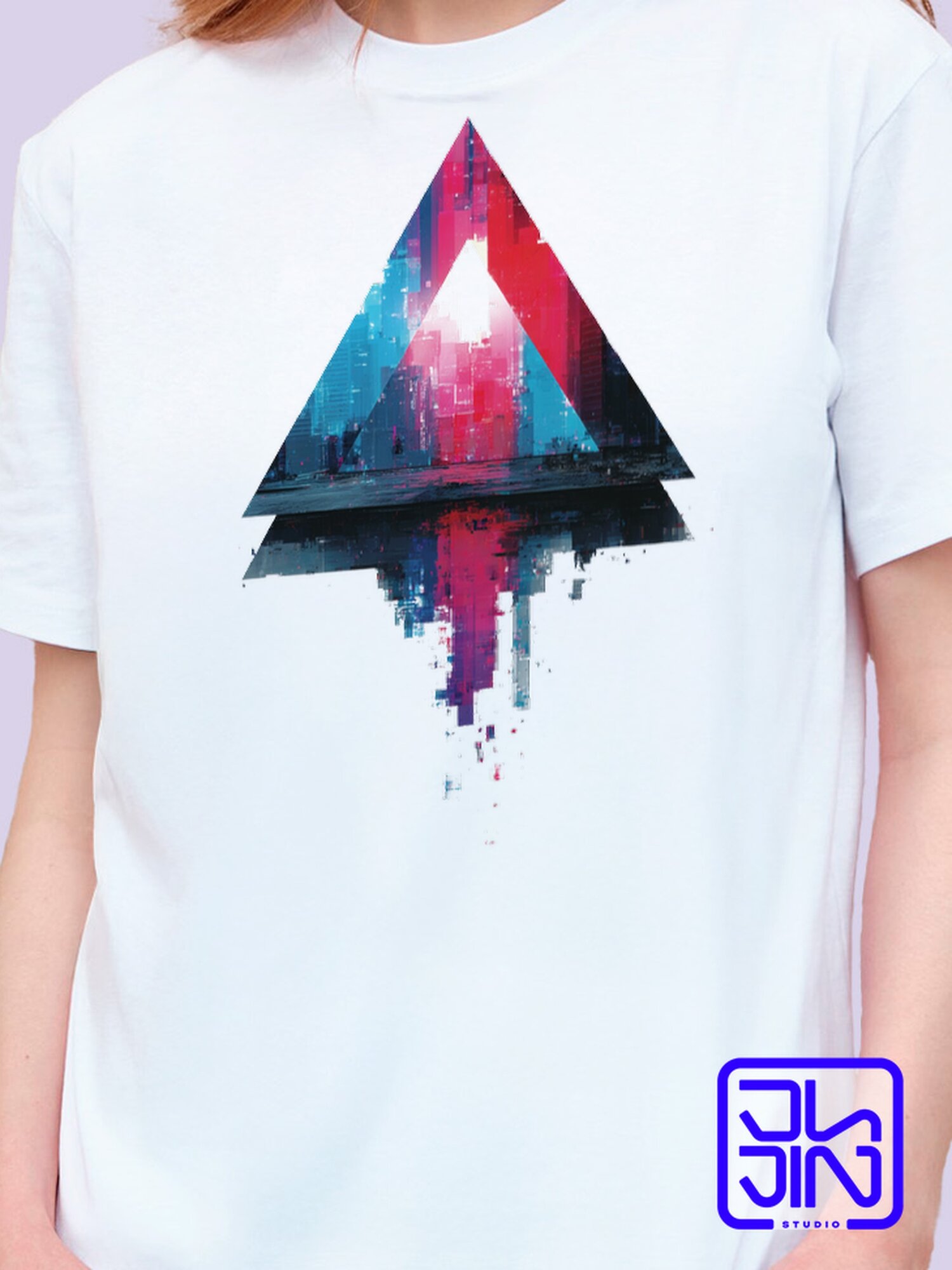 Футболка классическая женская с авторским принтом Абстрактный голубой, синий геометрический треугольник в стиле киберпанк, белый хлопковый трикотаж с прикольным рисунком на груди