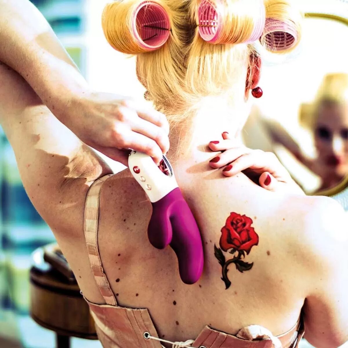 Фиолетовый вибратор с клиторальным отростком MiSS Bi - 17 см фиолетовый