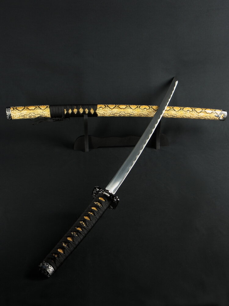 Меч самурая с ножнами из змеиной кожи