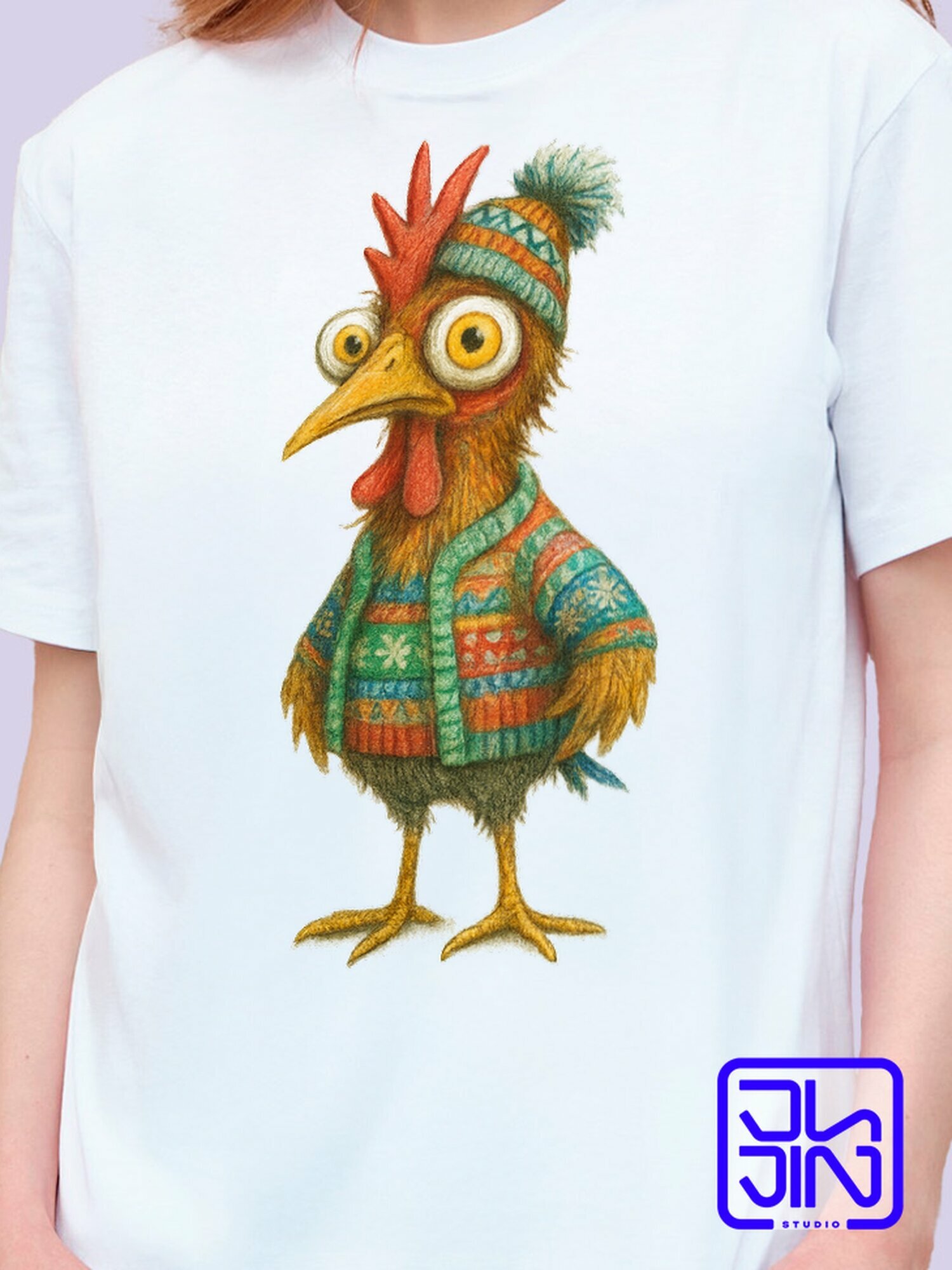 Футболка классическая женская с авторским принтом Веселый пестрый петух в оранжевой зимней одежде с креативными курочками, белый хлопковый трикотаж с прикольным рисунком на груди