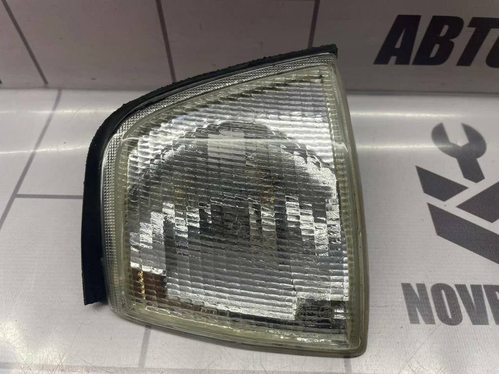 Указатель поворота левый белый Audi 80 90 B3 86-91