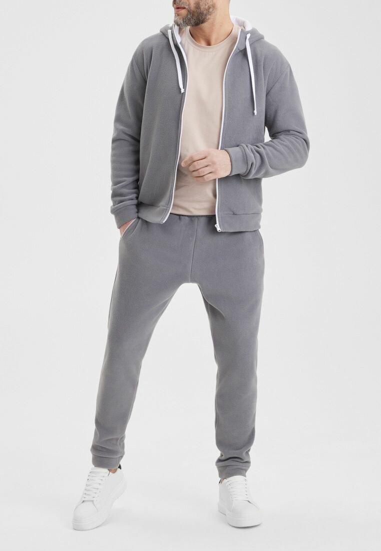 Костюм спортивный