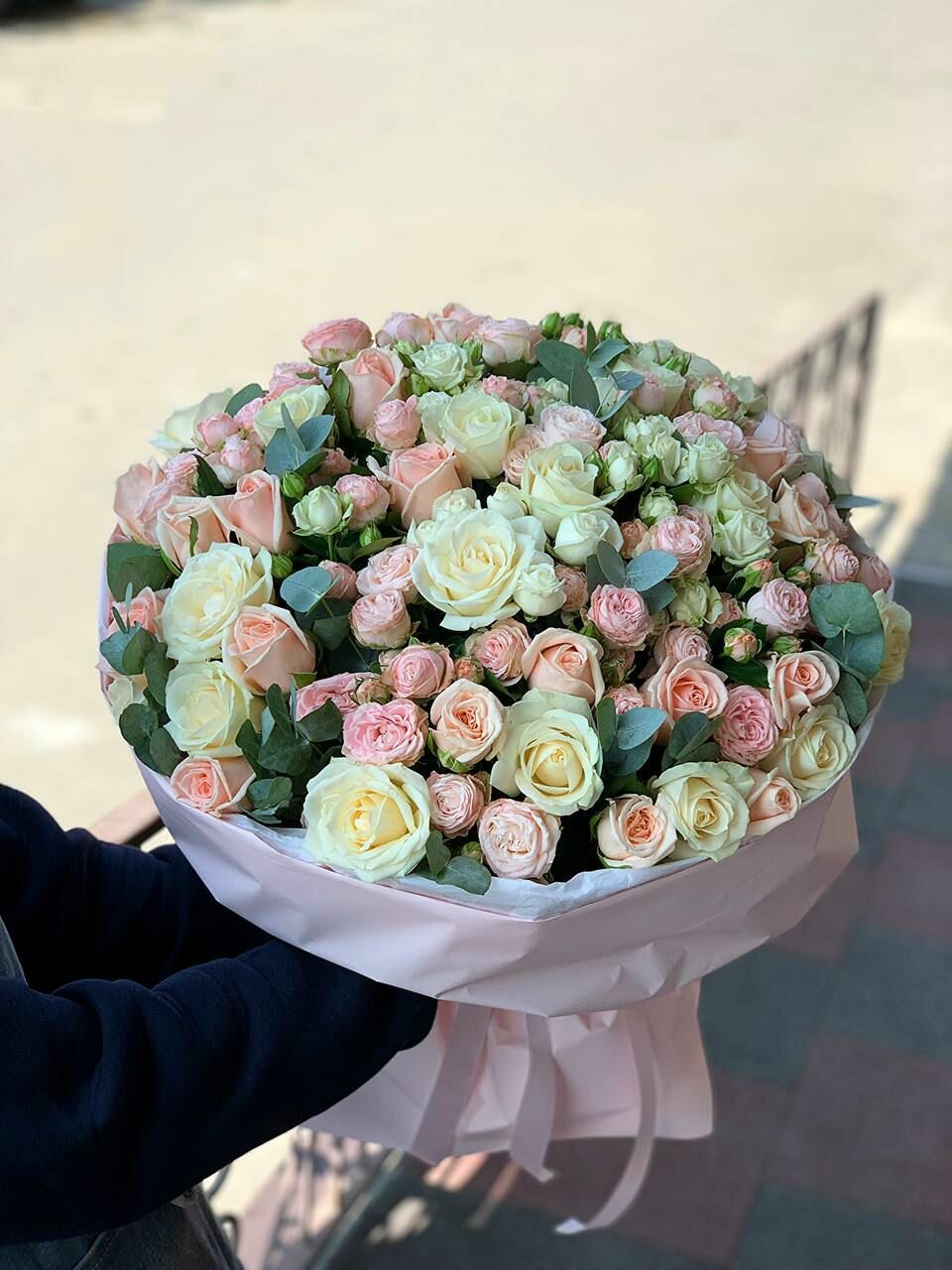 Букет авторский "Liana Flowers", нежный 15 белой розы,10 розовых и 10 кустовых роз