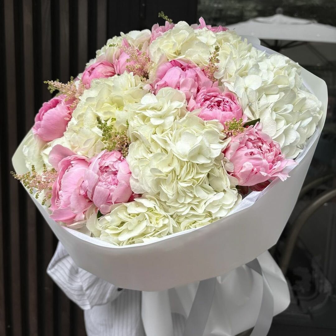 Букет с гортензиями (гортензии, пионы, астильба), высота букета 40 см