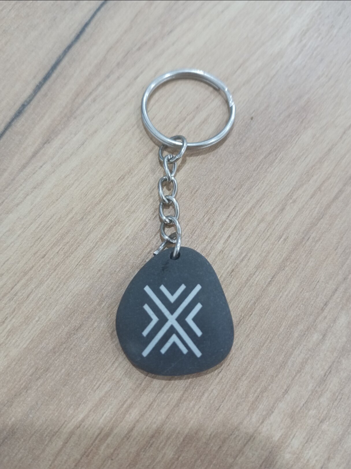 Женский оберег "Рунический став на Любовь" Гравировка по камню. Брелок на ключи.