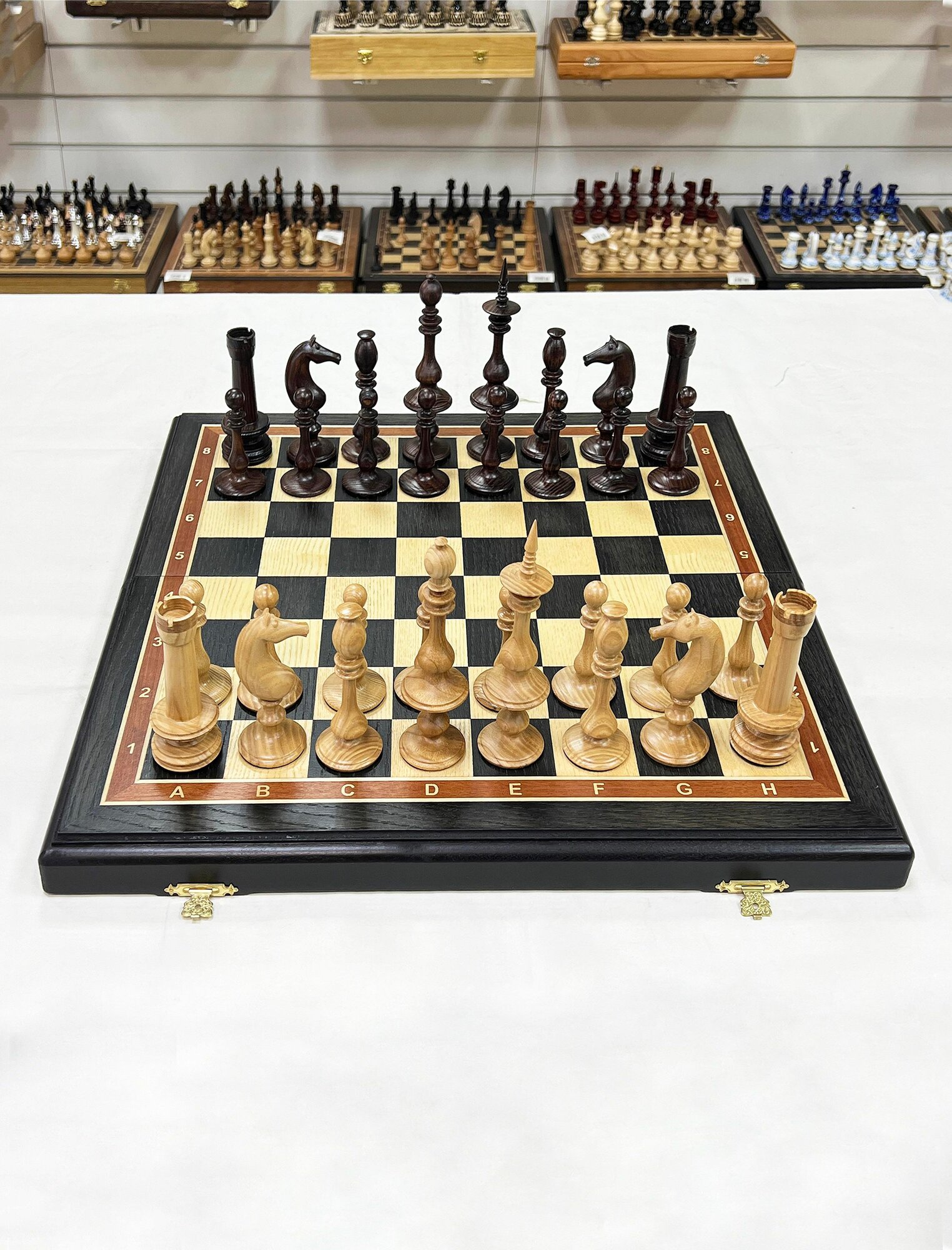 Шахматы деревянные эксклюзивные мореный дуб Ренессанс большие 50 см