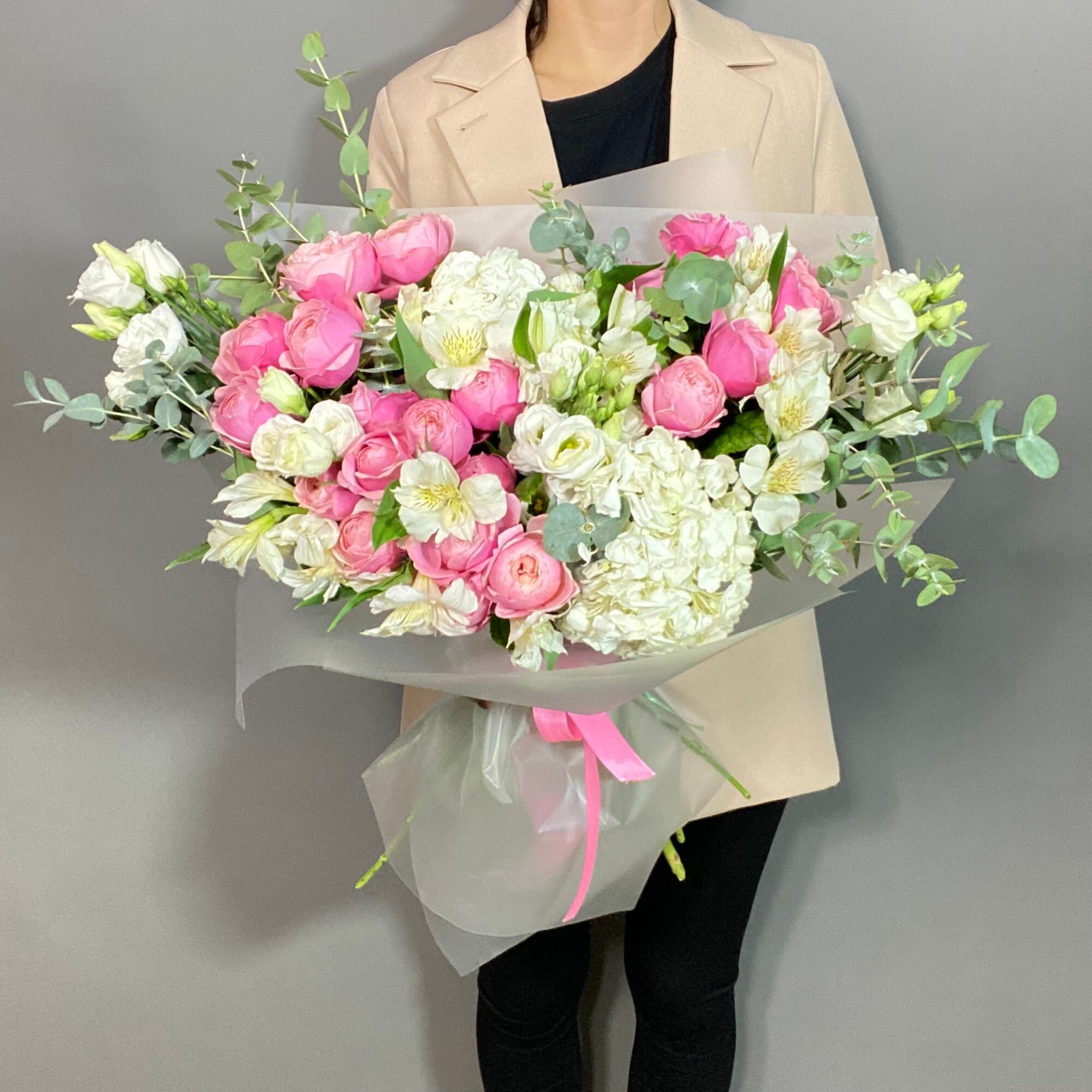 Нежный букет (роза Сильвия Пинк 8 шт, гортензия 2 шт, эустома 3 шт, альстромерия 6 шт, эвкалипт.)