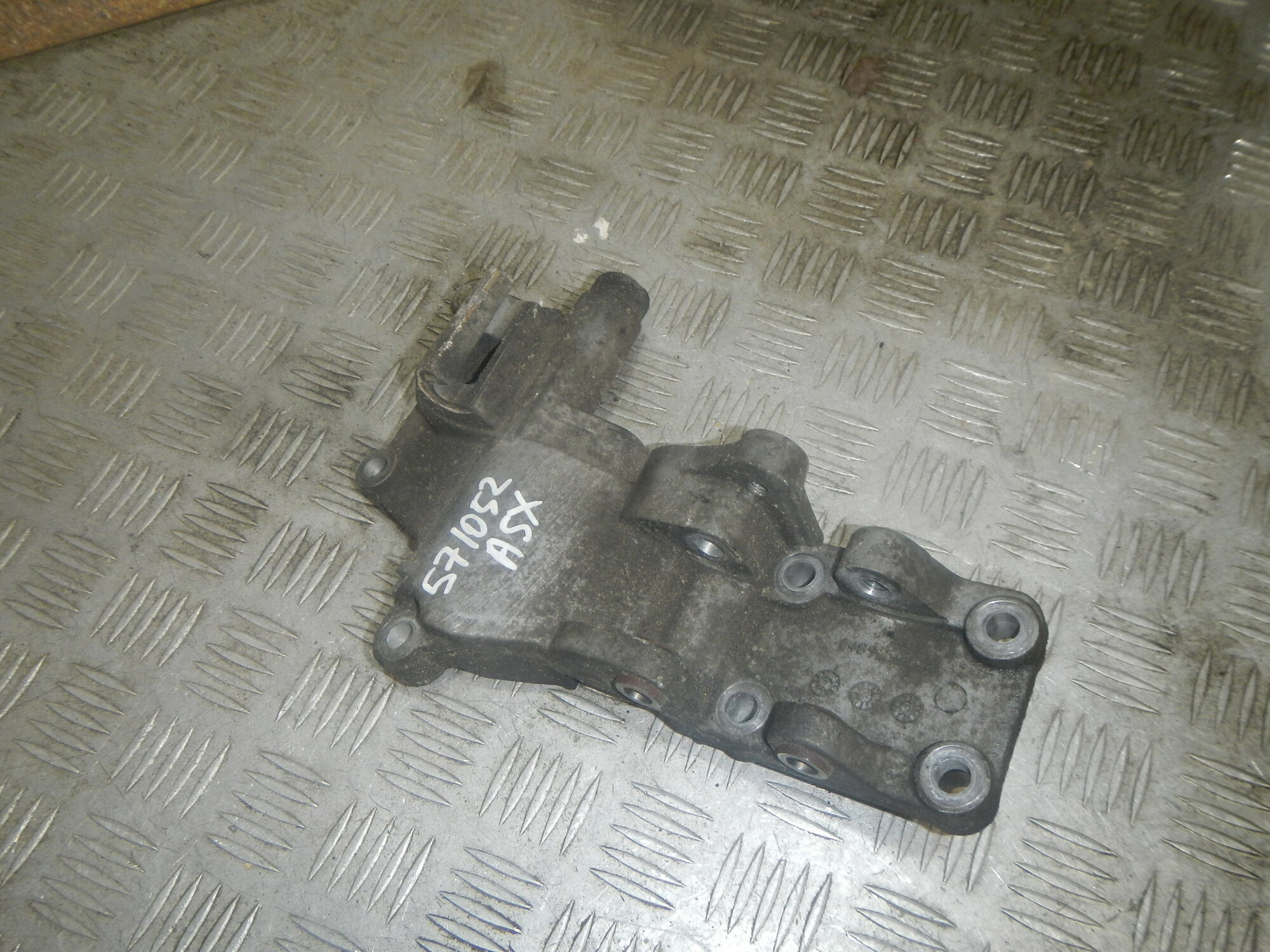 Б/У Кронштейн генератора, Mitsubishi (Митсубиси)-ASX (10-) MITSUBISHI ASX (10-) 4B10 Без видимых повреждений. 571052 MITS...