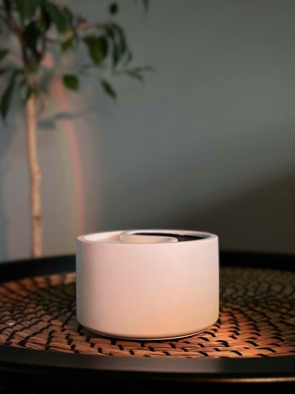 Интерьерная свеча ручной работы"Инь-Ян"из натурального воска с ароматом горячего хлеба и малины