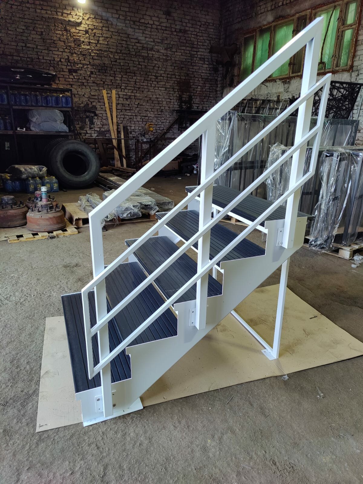 Лестница входная 5 ступеней, с ступенями ДПК, перила с одной стороны. Ширина 1,5 м. Высота 0,85 м.