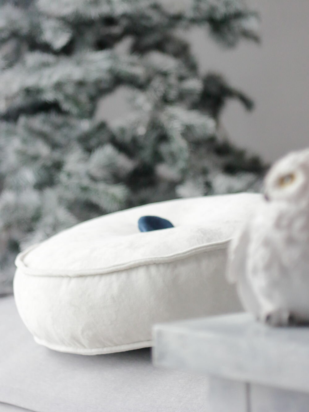 Низкий бескаркасный пуф в японском стиле. 42x14 см. Полярный белый.