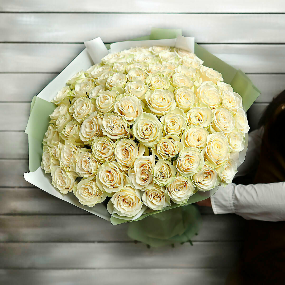 65 белых роз Эквадор, высота 50 см в упаковке от Букет Маркет