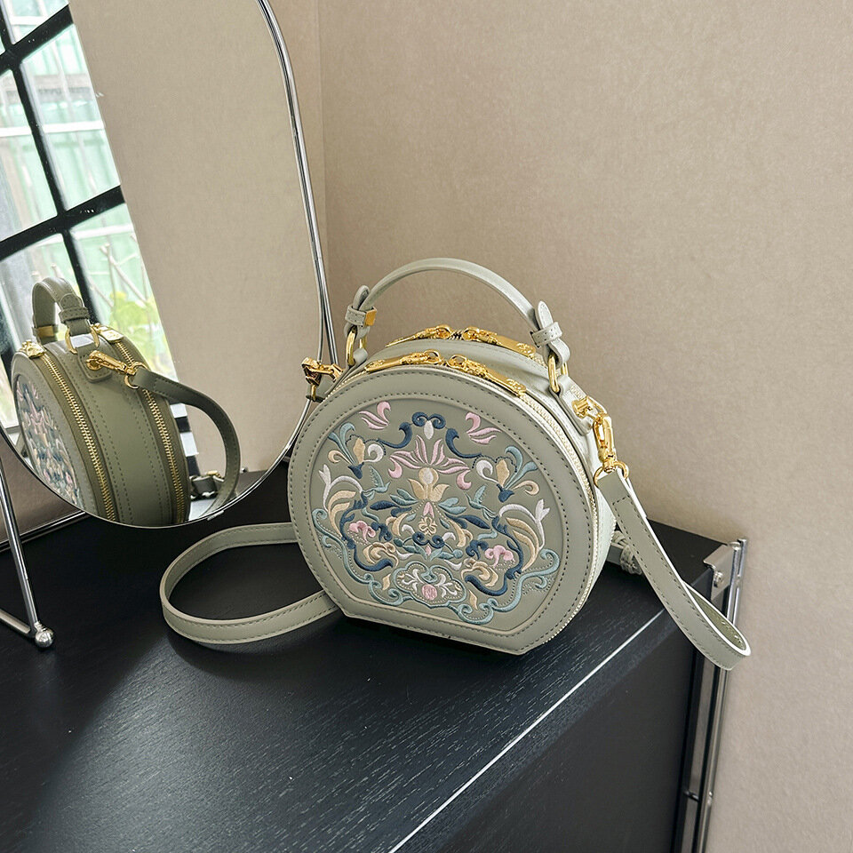 Нишевая высококачественная вышитая женская сумка 2025 года, новая модная художественная сумка в китайском стиле, маленькая круглая сумка на плечо и через плечо.