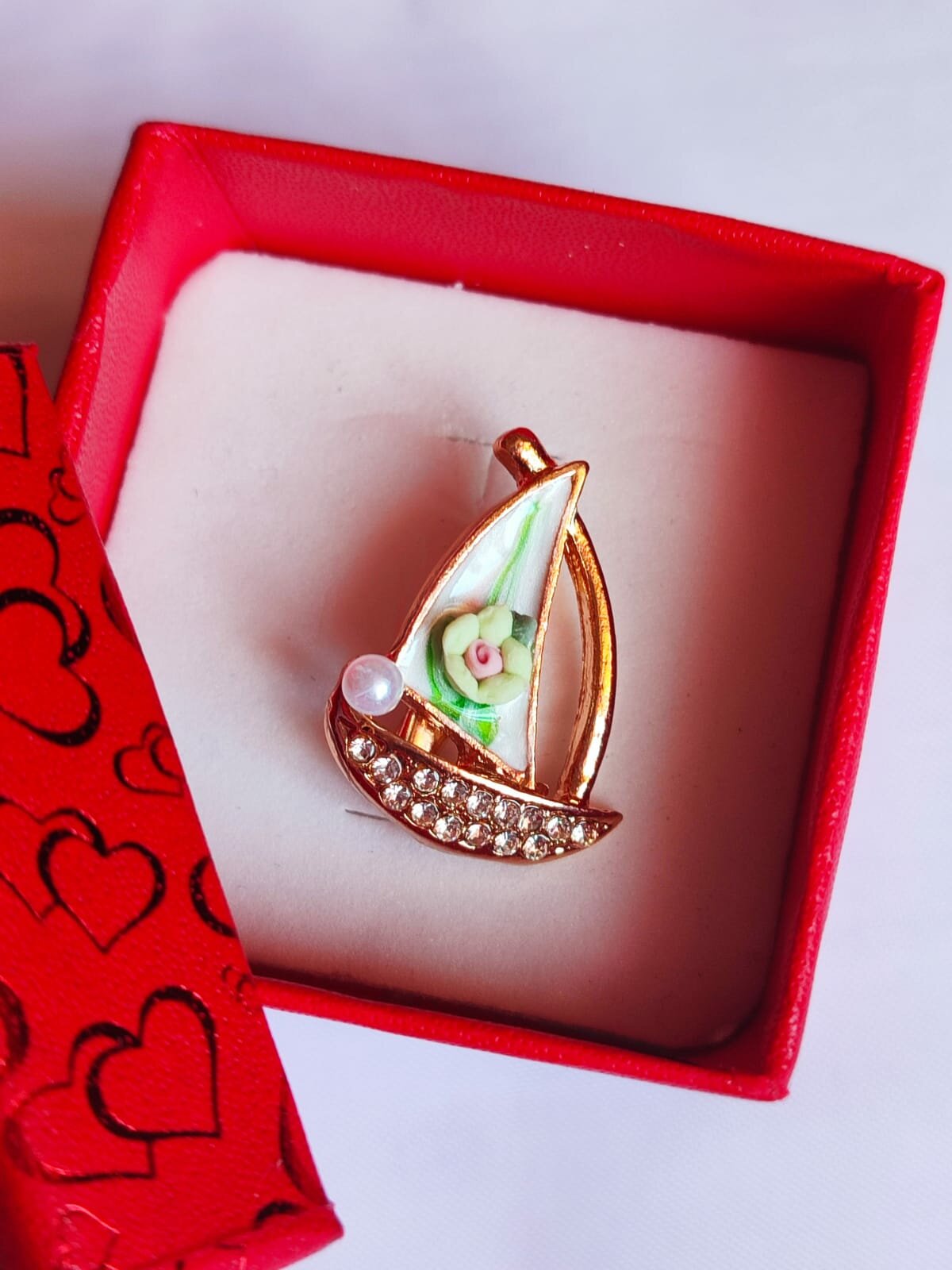 Брошь, акрил, стразы