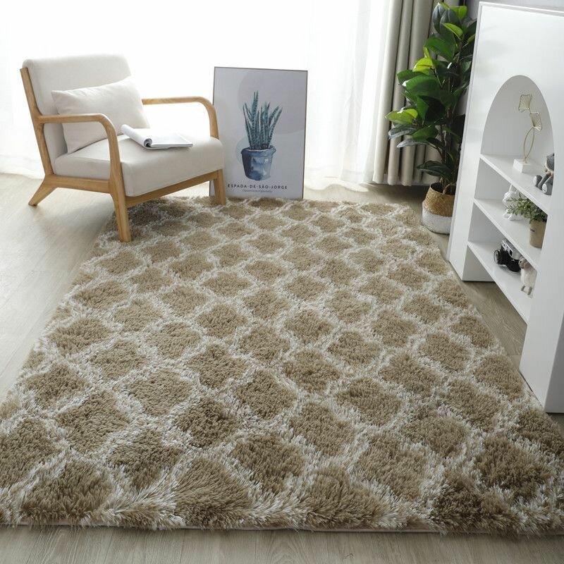 Ковры на полу и ковры с длинным ворсом в помещении, у кровати, пушистые в комнате, спальне, гостиной, коридоре