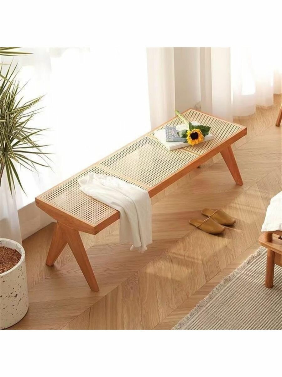 Табурет в изножье кровати