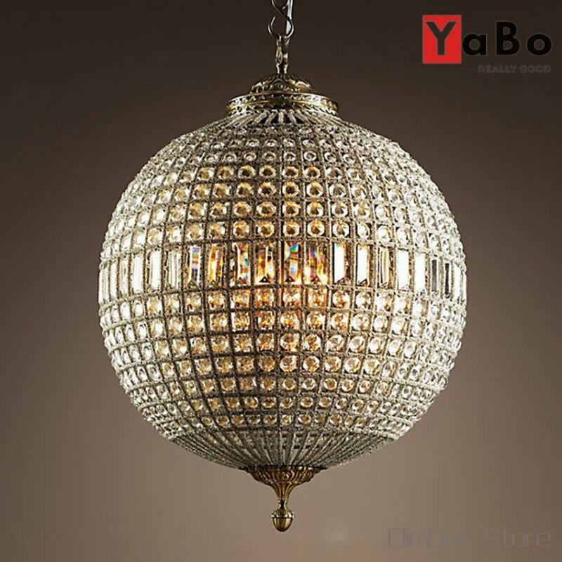 Сферическая хрустальная люстра в гостиной