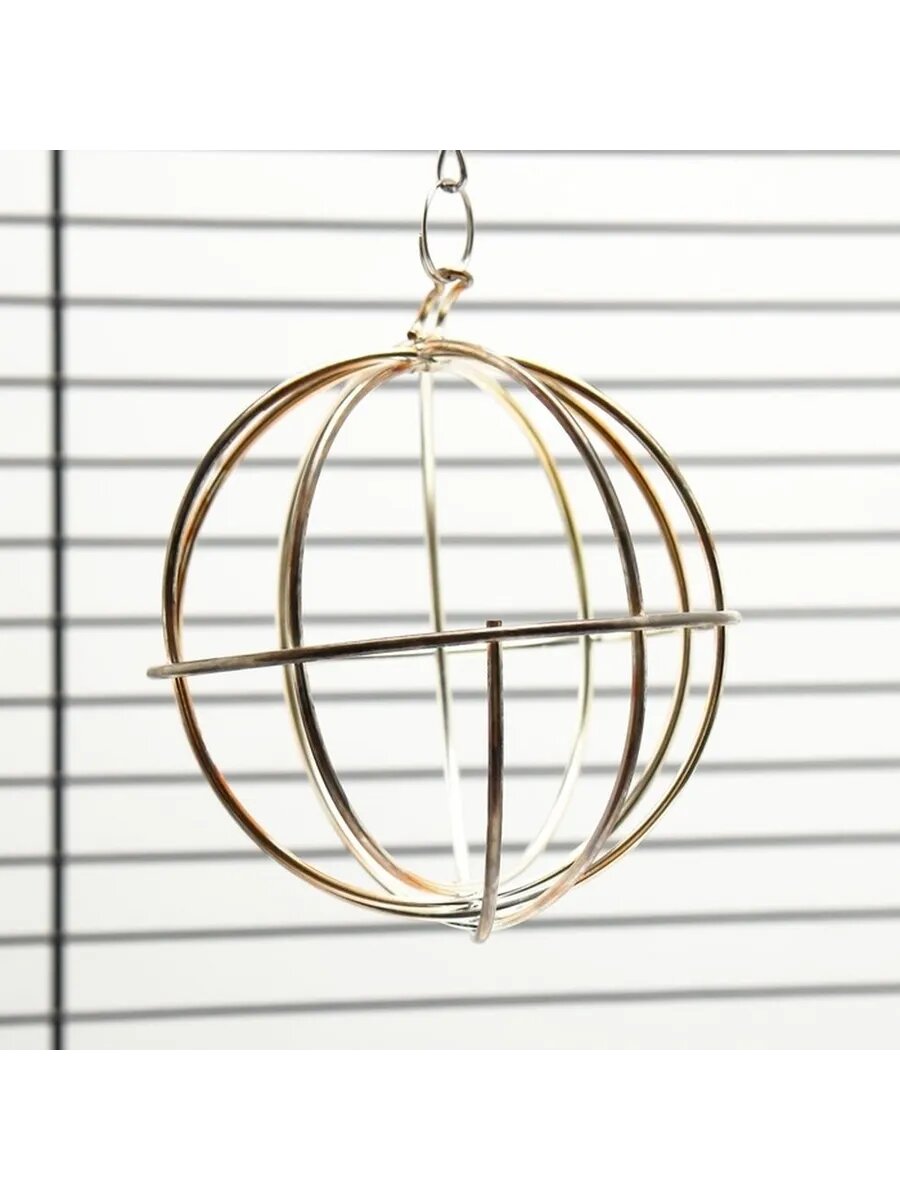 Металлическая кормушка-сфера для сена и угощений