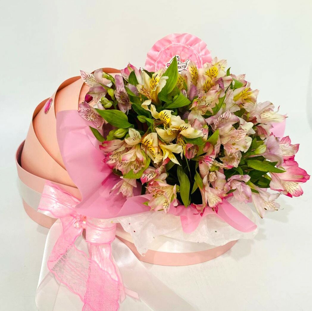 Люлька с цветами альстромерии на выписку дочки. Букет на рождение девочки