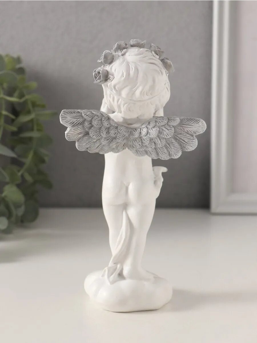 Очаровательный ангел с сердцем и венком