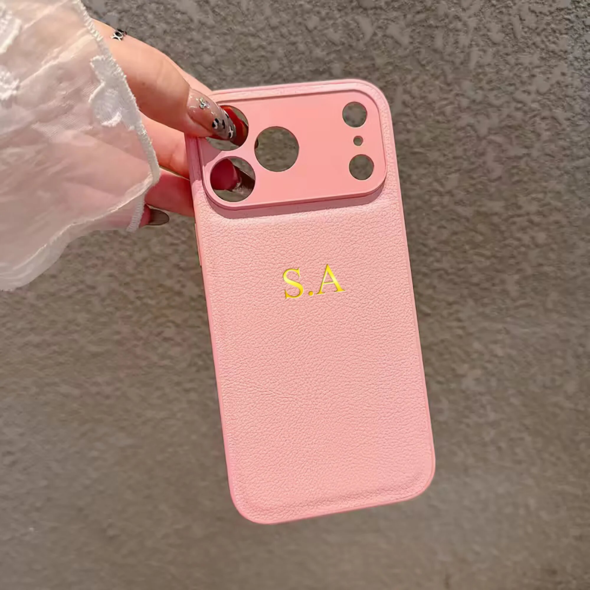 Розовый чехол для iPhone 16 Pro с инициалами S.A.