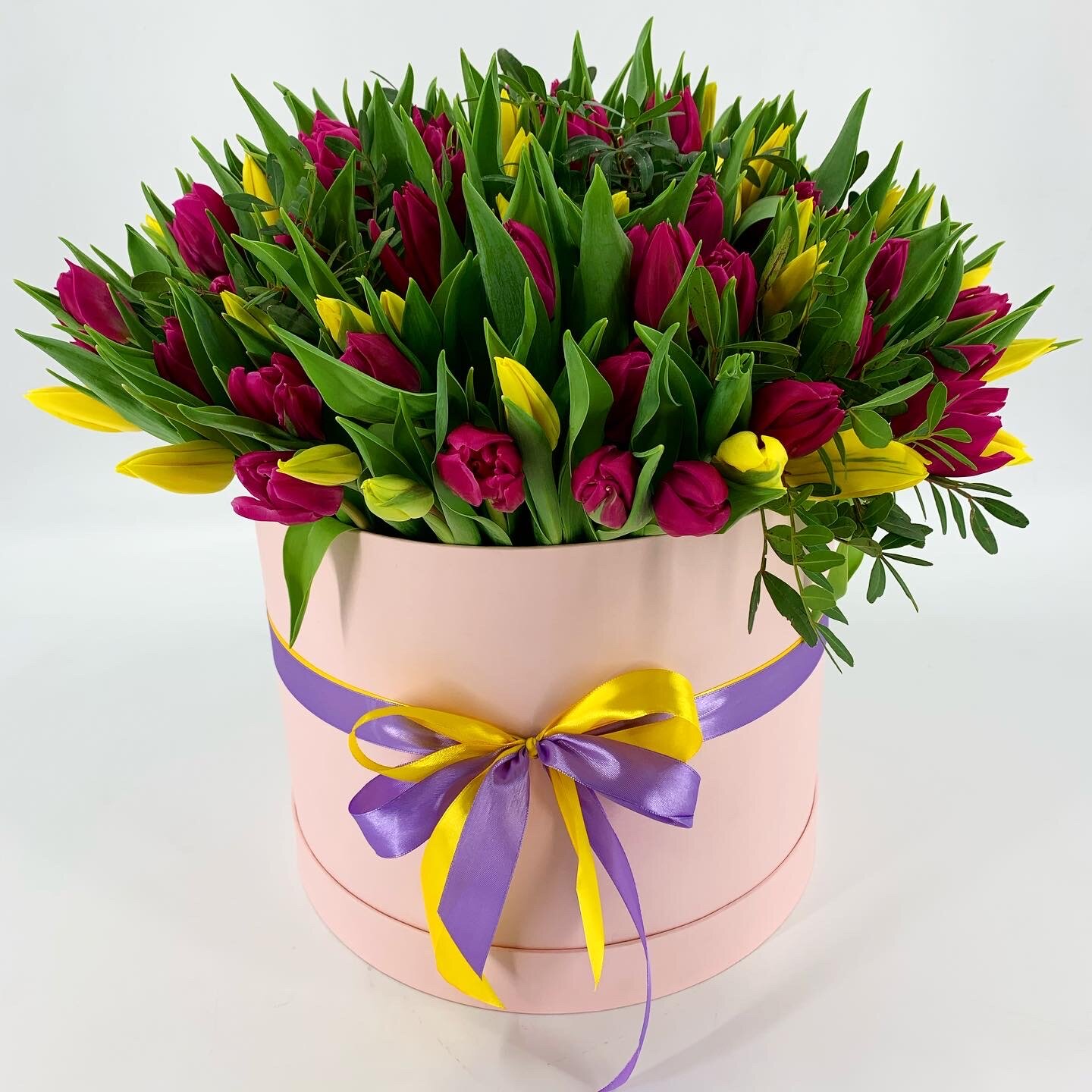 101 тюльпан микс / 101 фиолетовый и желтый тюльпан в шляпной коробке