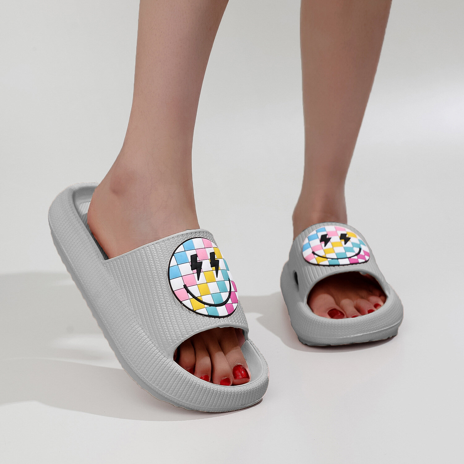 Новые сандалии с мультяшными смайликами для пар, летние домашние сандалии для ванной комнаты и душа, для мужчин и женщин, с толстой подошвой.35-36