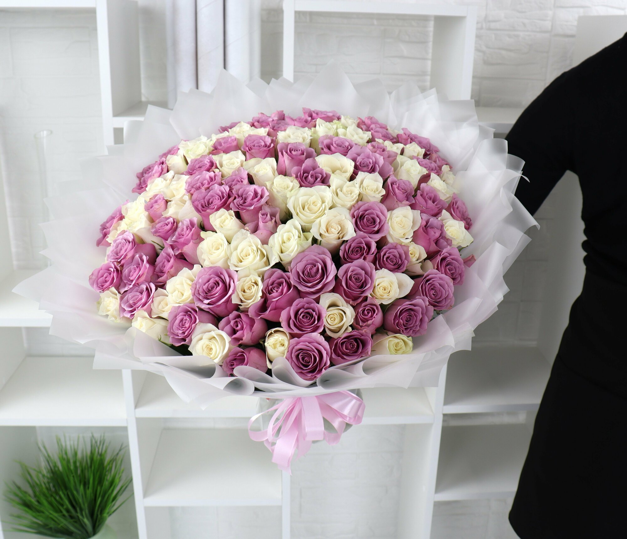 Монобукет THE FLOREAL белая и сиреневая роза 101 штука, высота 40 см, с бантом