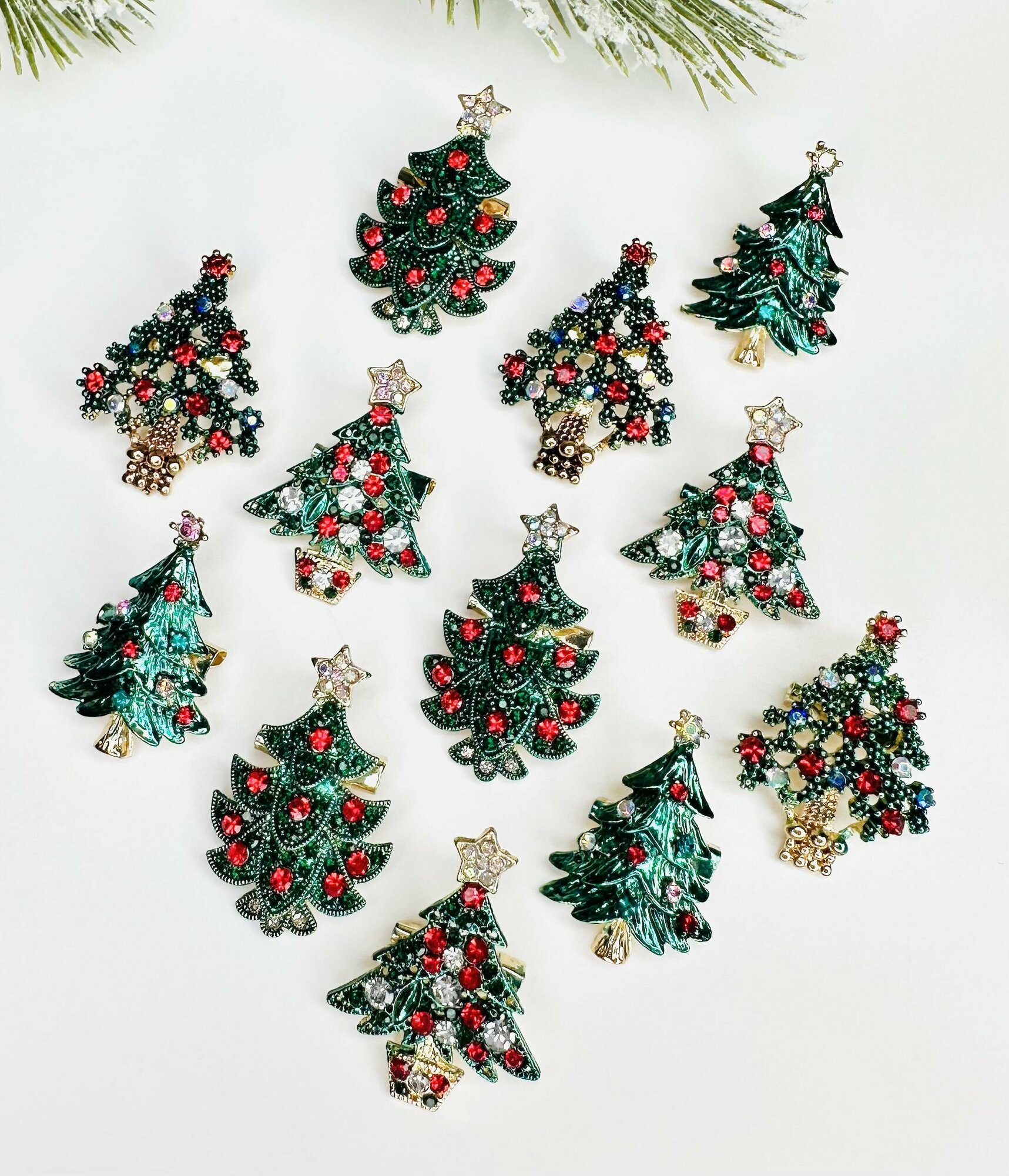 Комплект брошей