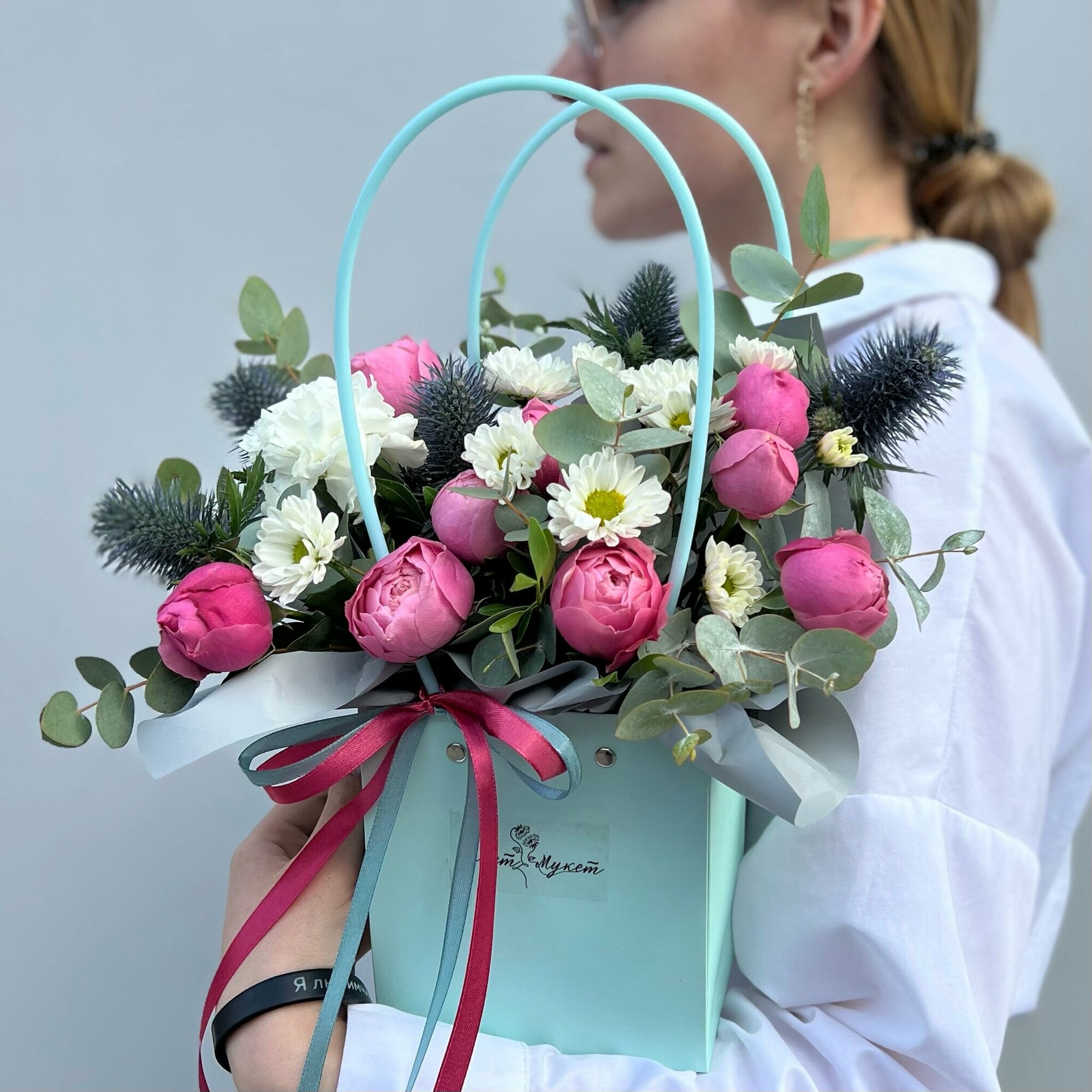 Сумочка с цветами "Отличница" (пионовидная роза, сантини, эрингиум, диантусы и эвкалипт) «Букет-Мукет»