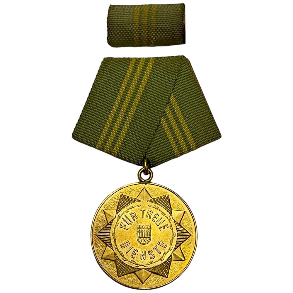 ГДР, медаль "За верную службу в МВД" золотая степень, с застежкой 1959-1990 (в коробке)