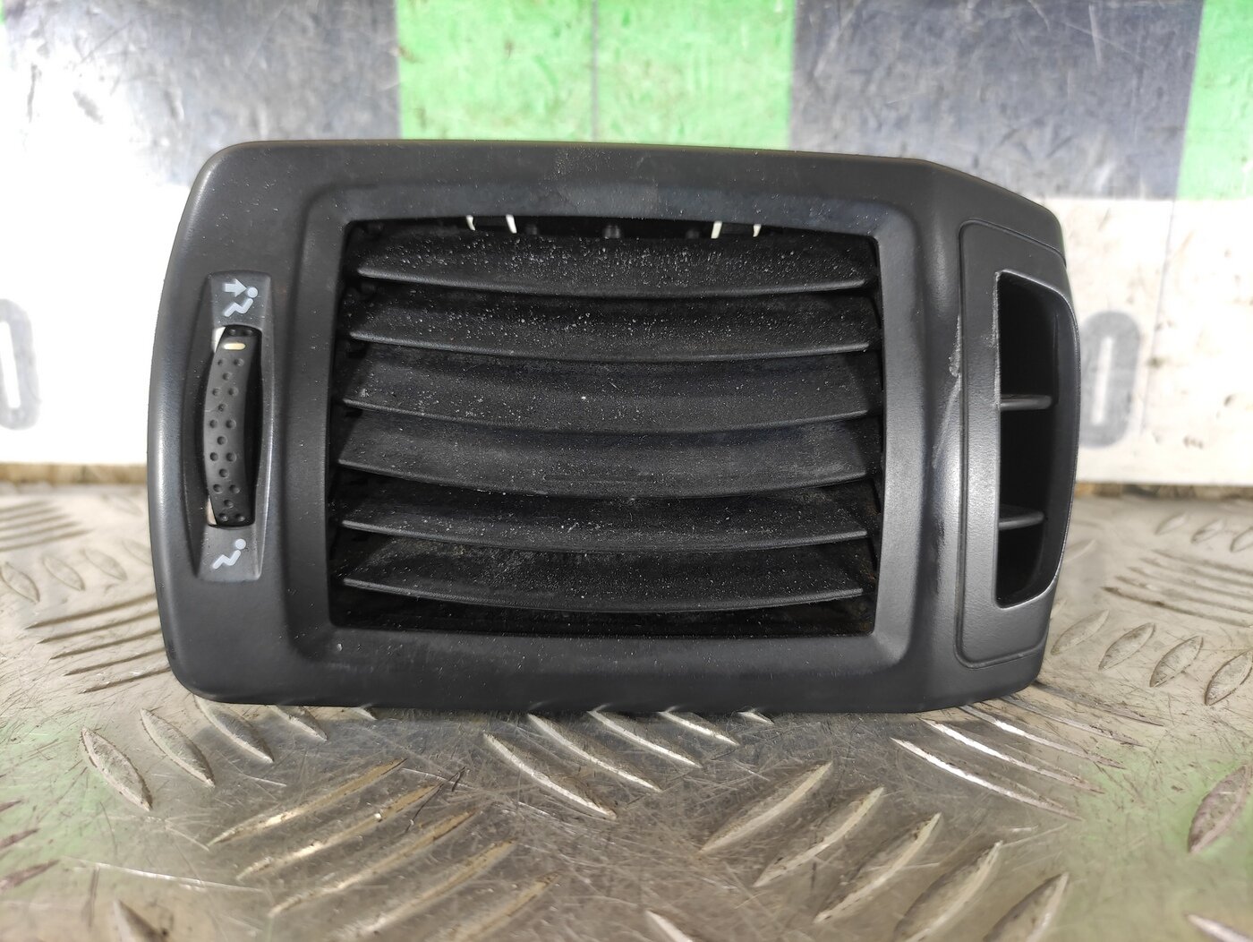 Дефлектор воздушный RENAULT CLIO 1998-2008 7701047697