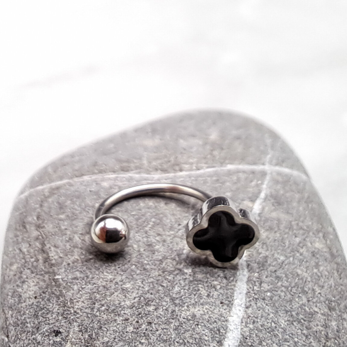 Пирсинг в бровь