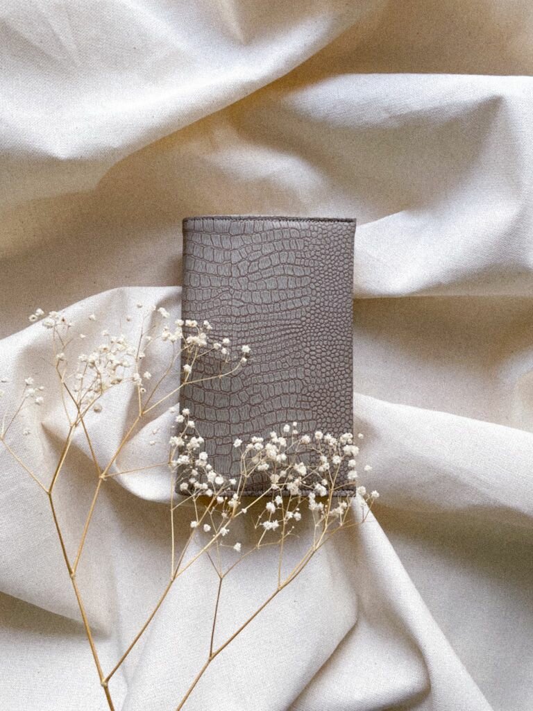 Обложка для маленьких книг, ежедневников и блокнотов из искусственной кожи серо-бежевого цвета.