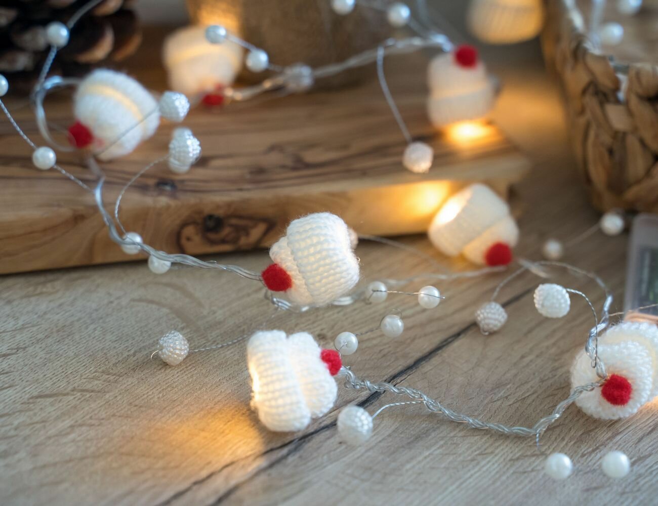 Светодиодная новогодняя гирлянда, 10 тёплых белых LED-огней, 1.1+0.3 м, прозрачный провод, таймер, батарейки, Kaemingk (Lumineo)