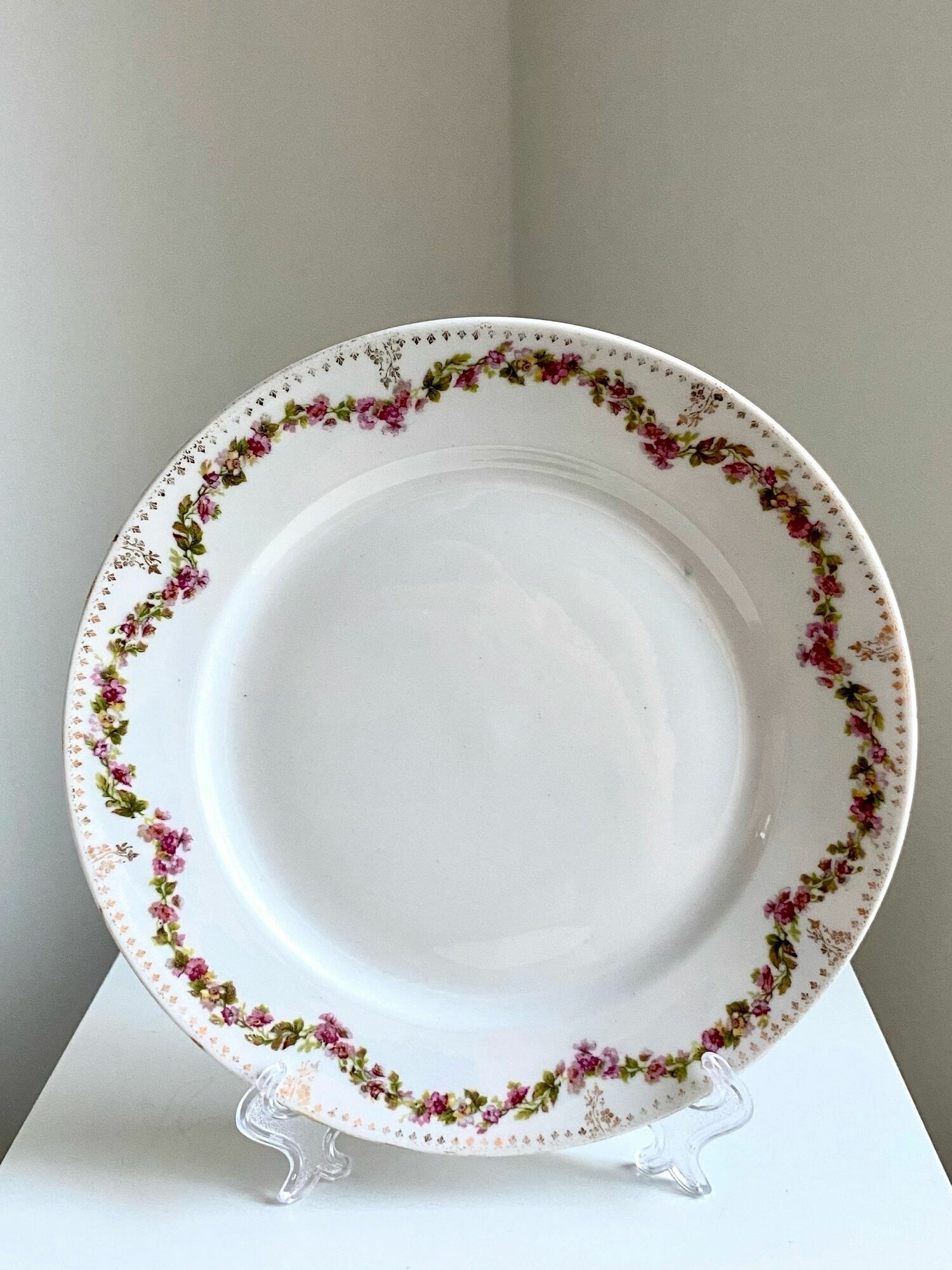 Тарелка "Цветы" Кузнецов в Москве. Не пролив. Позолота. Деколь. Фарфор. Диаметр: 25 см. До 1917 года.