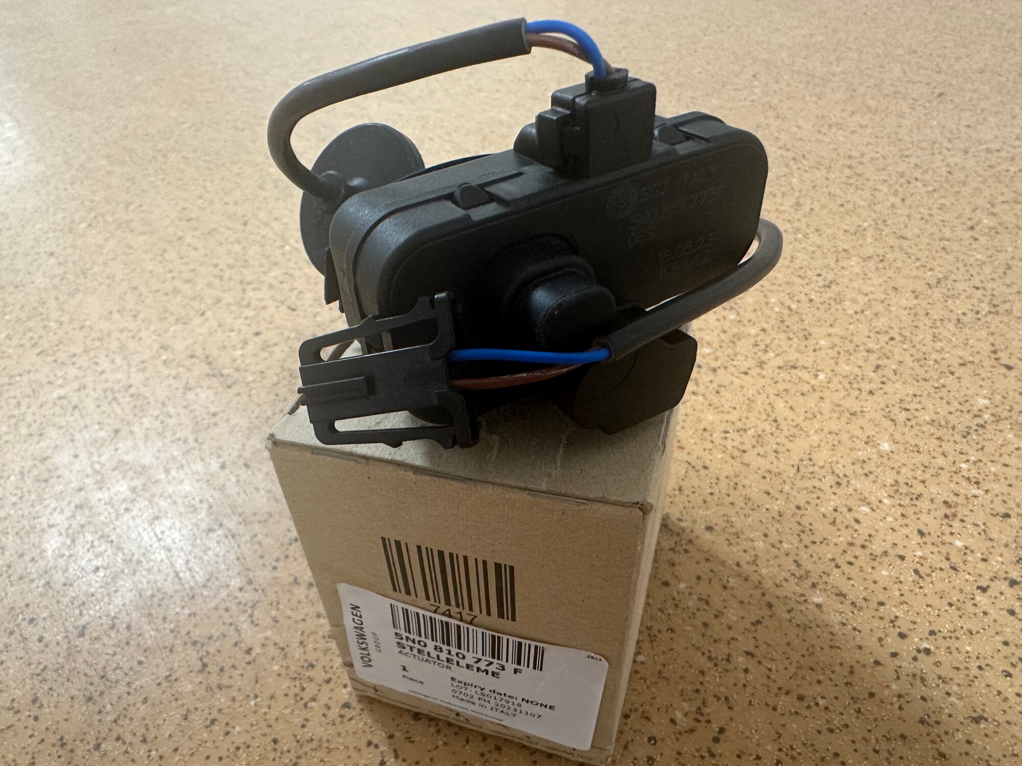 Активатор лючка бензобака VW Tiguan с 2011 оригинал 5N0810773F