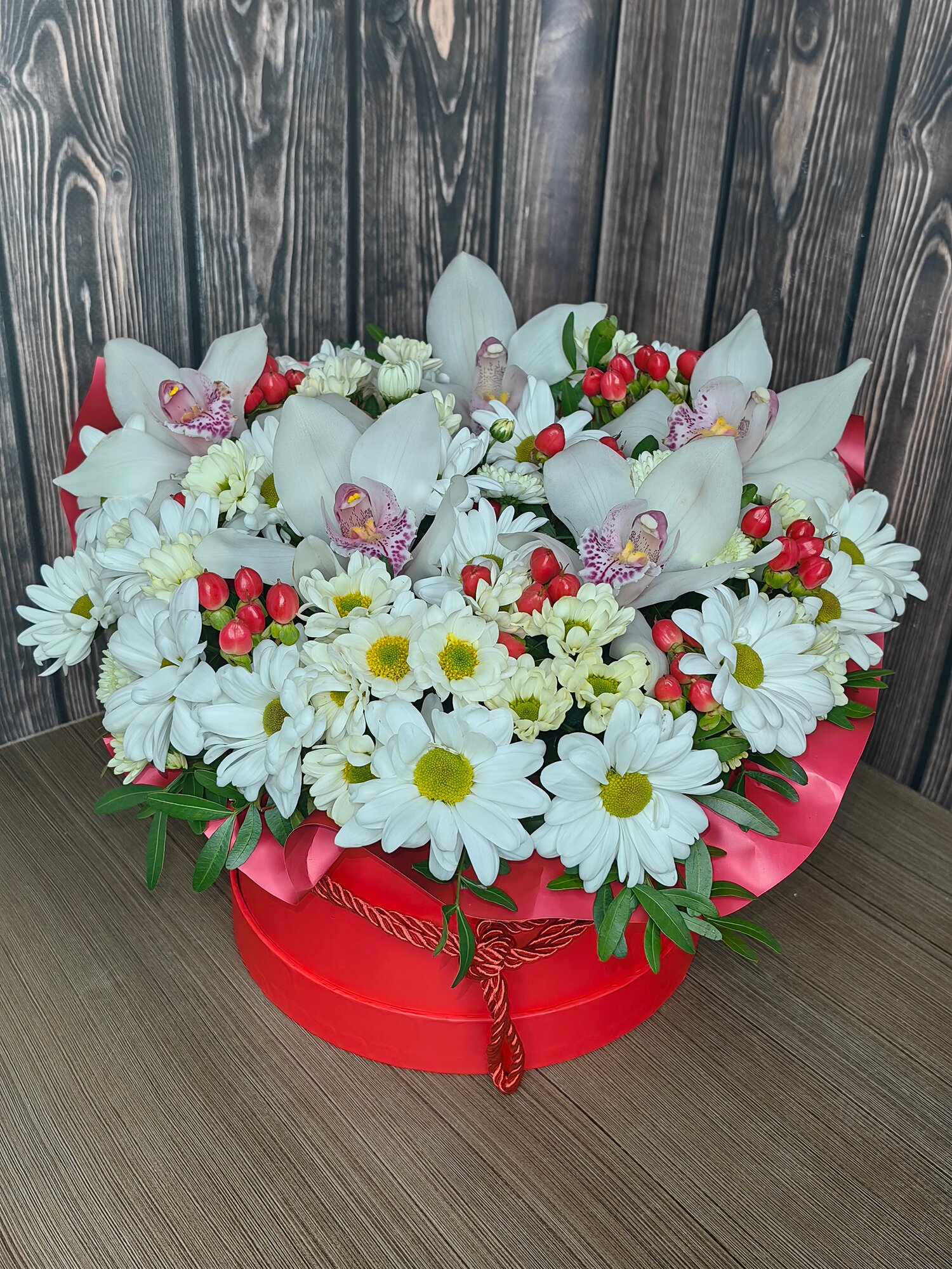 Коробка с белой орхидеей и белоснежной хризантемой, для девушки. женщины, бабушки