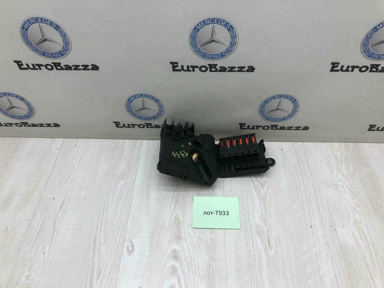 Блок предохранителей передний Mercedes W211 A2119820402