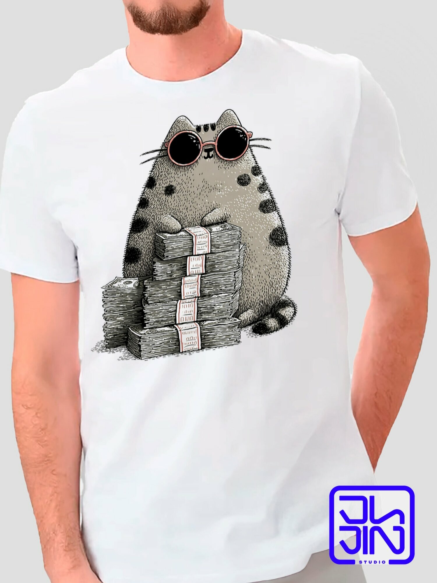 Футболка классическая мужская с авторским принтом Кошка смешная, мемная бежевая и черная с очками и пачками денег, белый хлопковый трикотаж с прикольным рисунком на груди