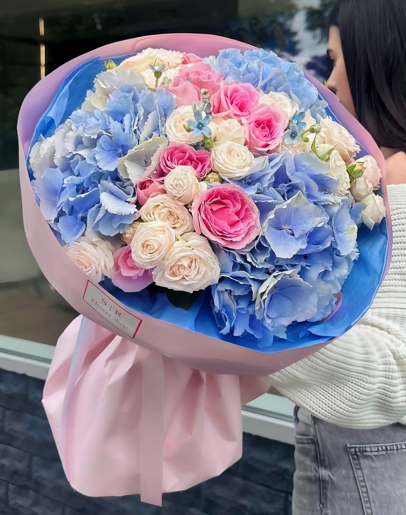 Букет из гортензий и кустовых пионовидных роз, красивый букет цветов, шикарный, премиум цветы, премиум букет