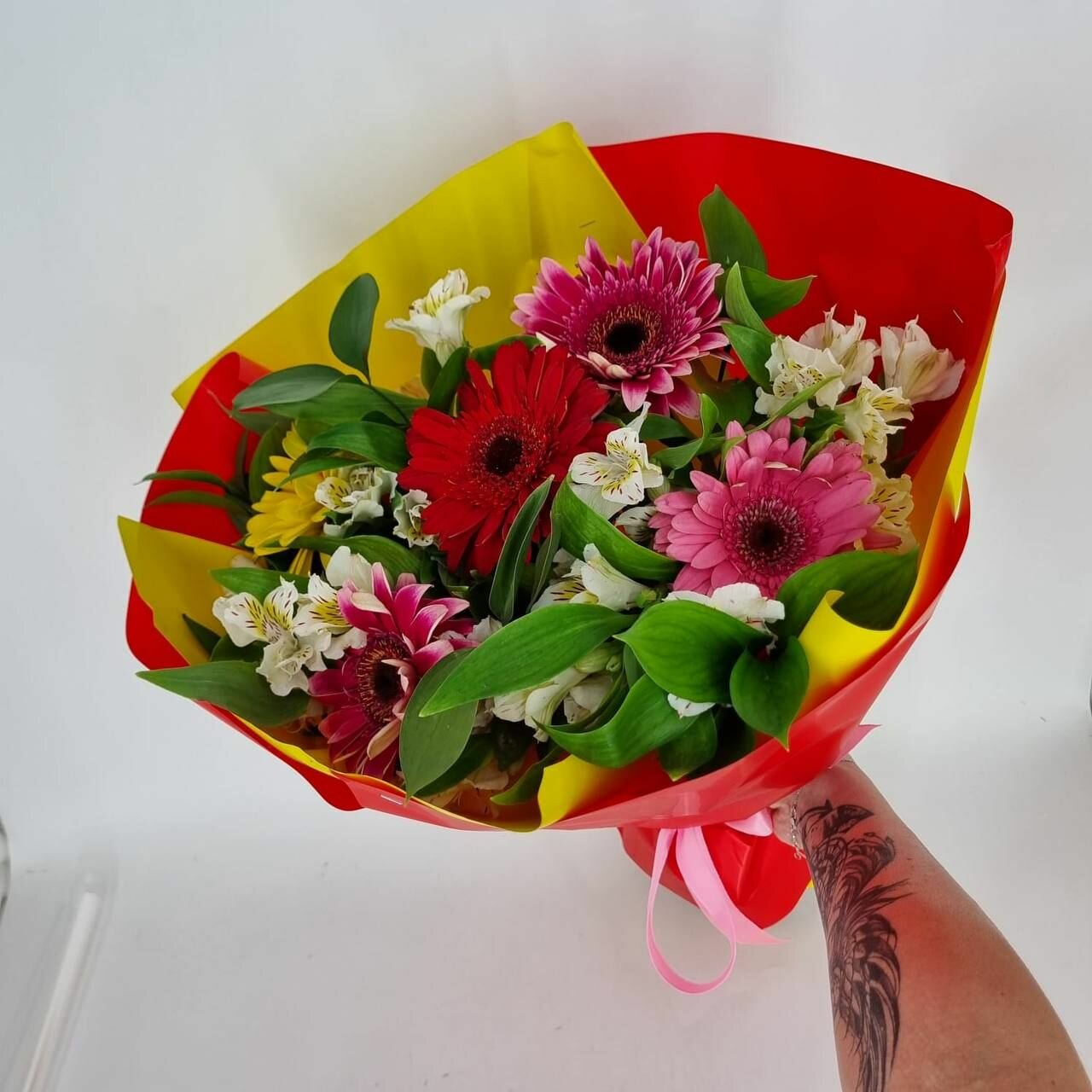 Букет из гербер, рускуса и альстромерии, подарок на 14 февраля и 8 марта