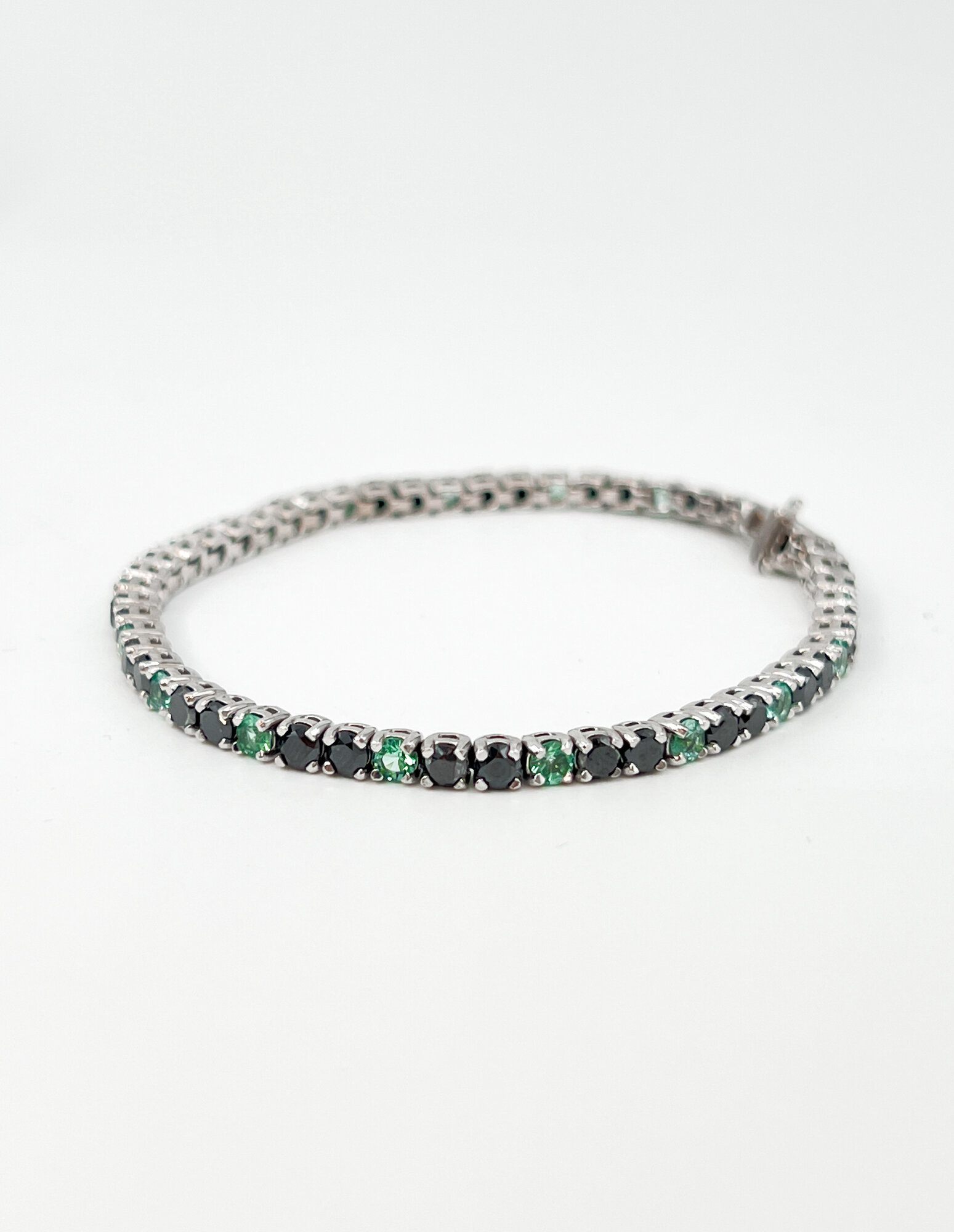 Браслет, белое золото, 585 проба, родирование, бриллиант, изумруд