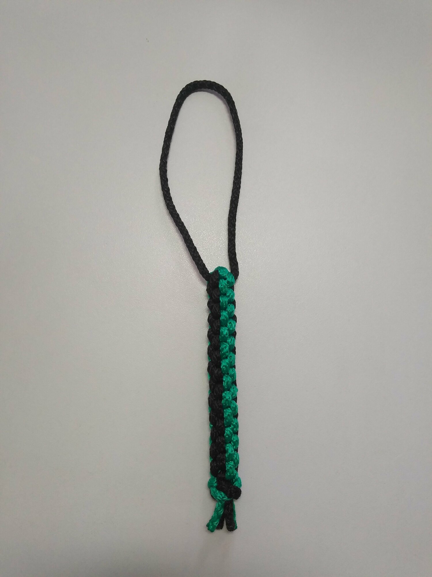 Темляк Pine Art Square Stitch, для ножа, черный, зеленый