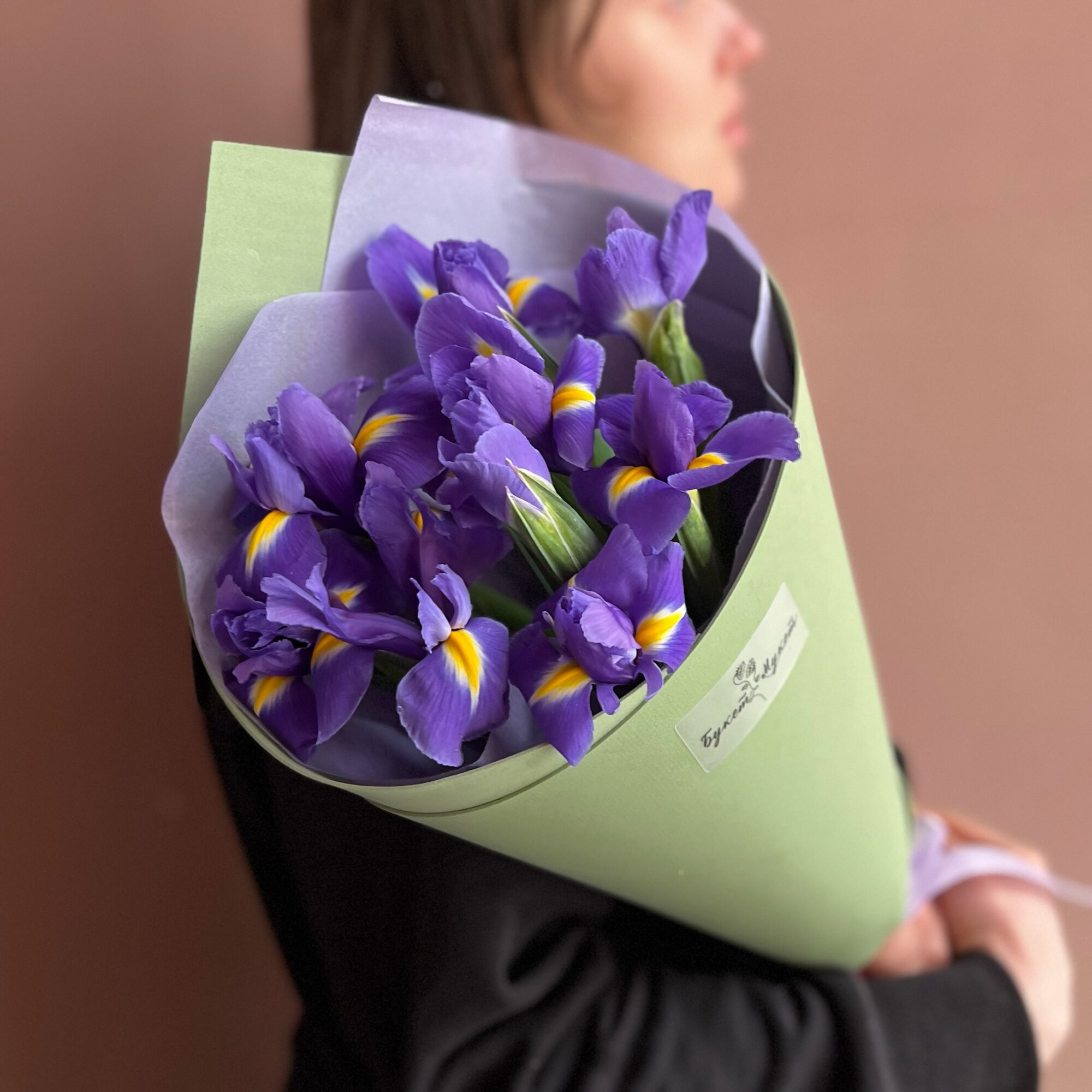 Букет «Сэр Ирис» (9 ирисов в оформлении из фоамирана) «Букет-Мукет»