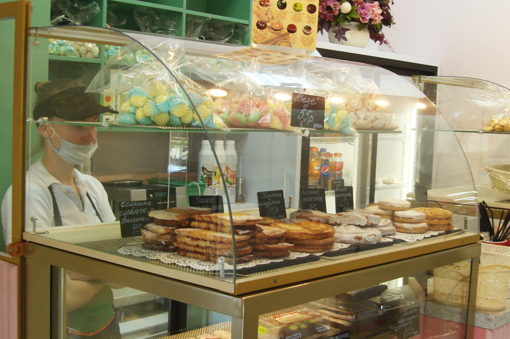 Витрина стеклянная настольная кондитерская для выпечки глубина 55 см. длина 60 см. высота 30 см. без полки