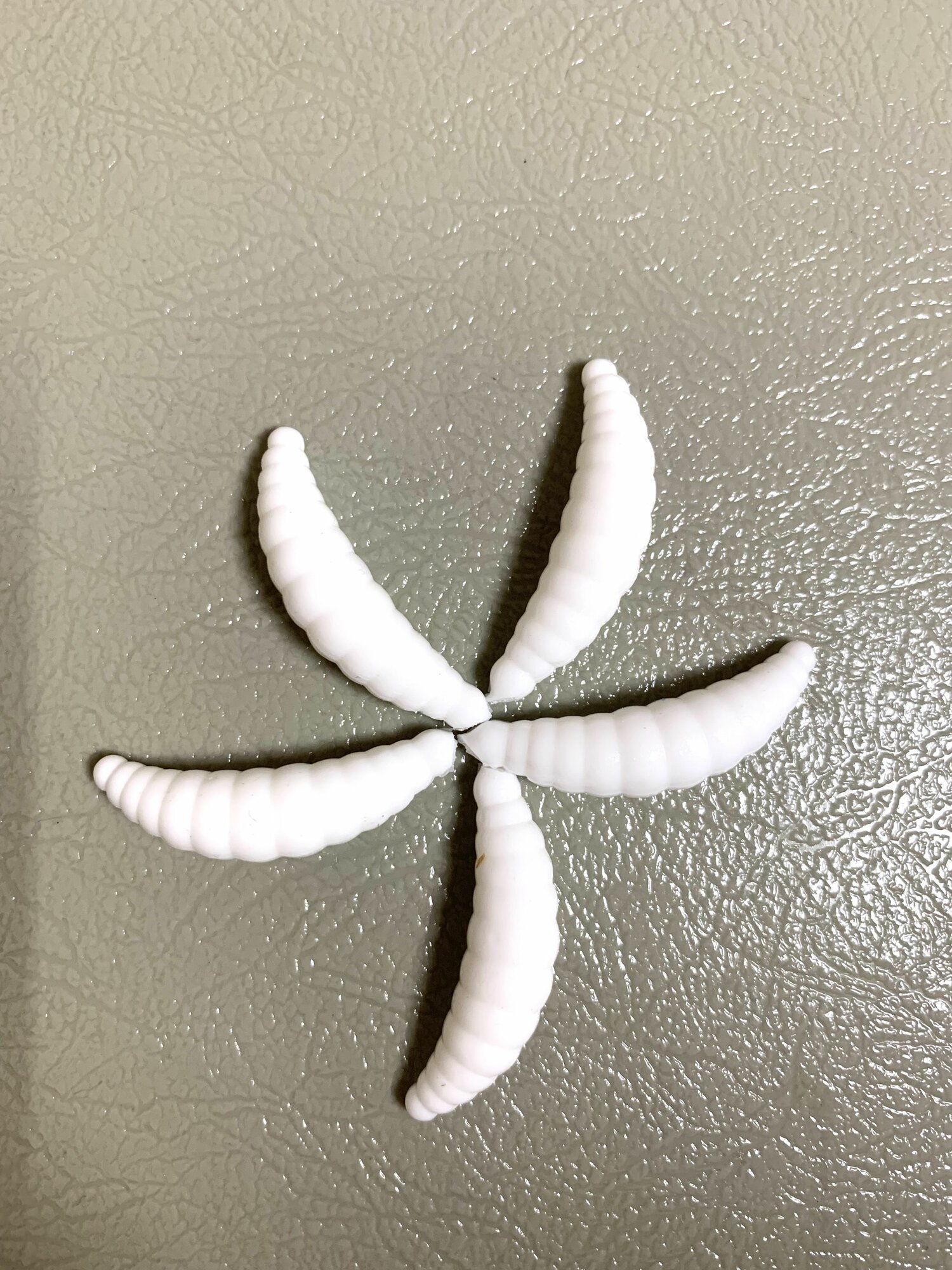 Мягкая силиконовая приманка Maggot 40 для форели , цвет Белый, уп. 10 шт.