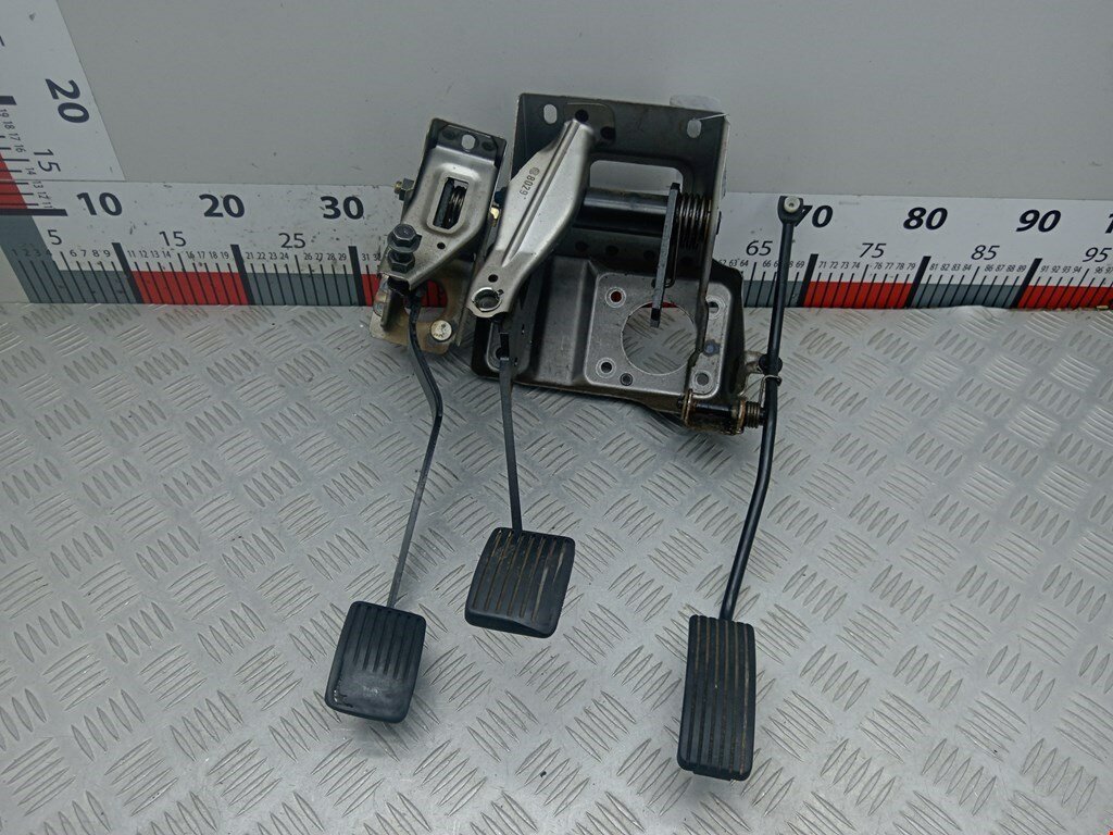 Педальный узел Mitsubishi Carisma MR130526 арт. 2118546