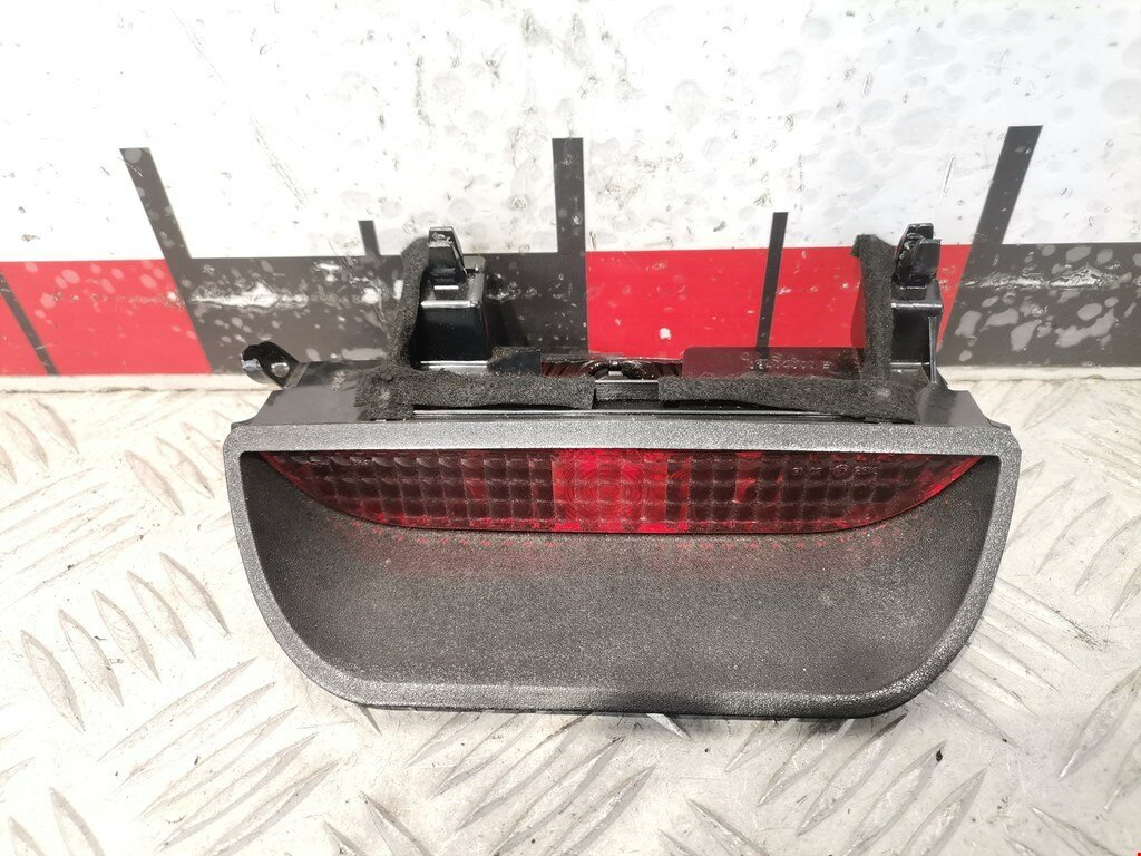 Фонарь дополнительный тормозной (стоп-сигнал) Renault Sandero 1 8200734823 арт. 1552904
