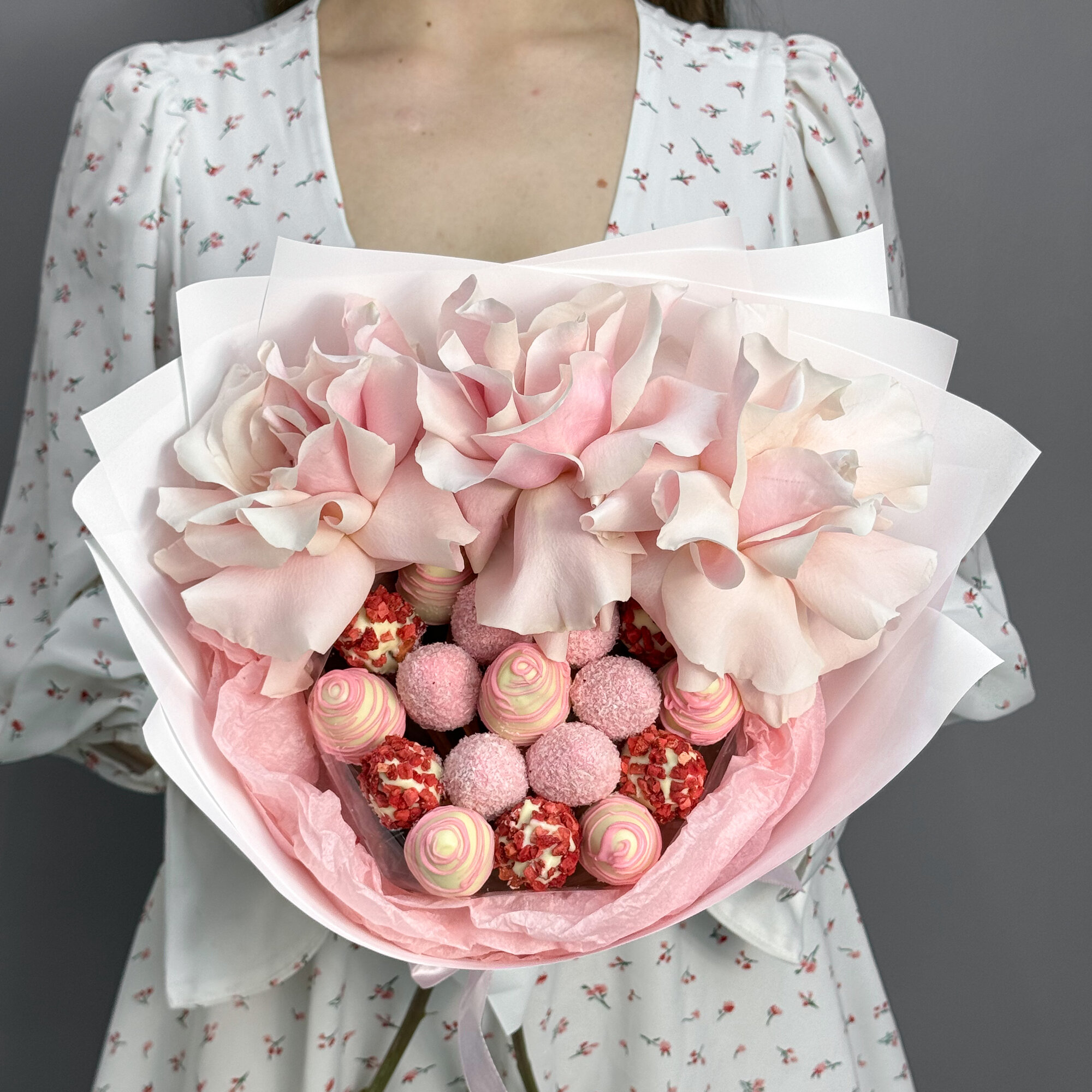 Букет из 3 розовых французских роз и клубники в шоколаде (19 шт) Amour